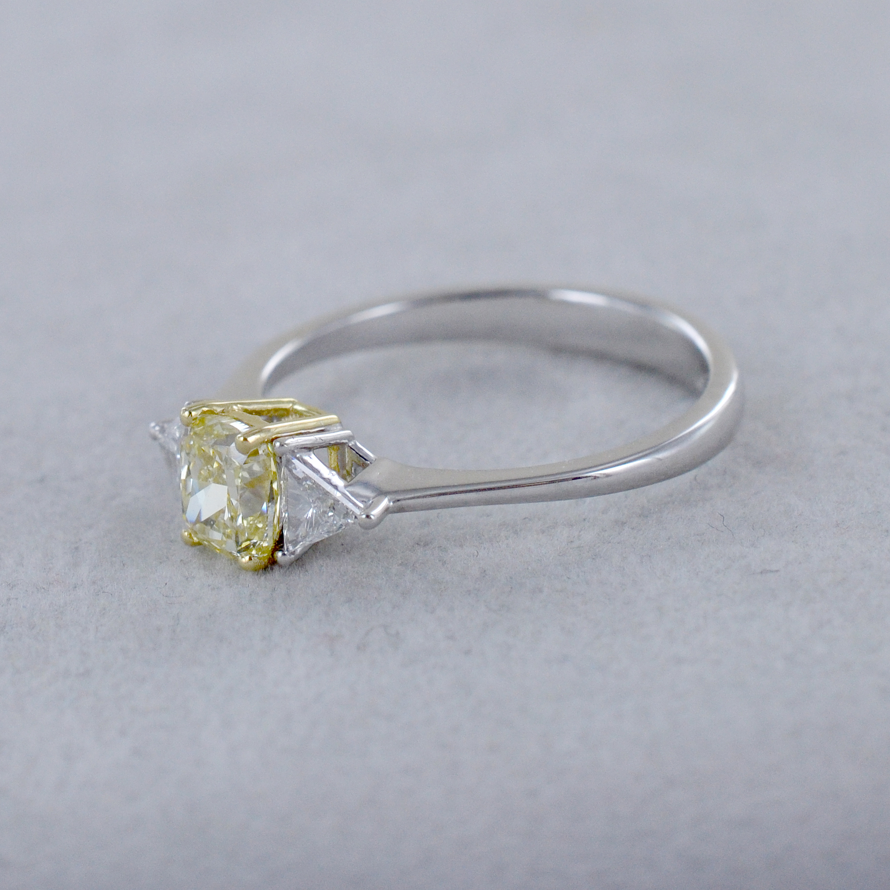 Anello con Diamante Fancy Giallo Cushion e Diamanti triangolo ...