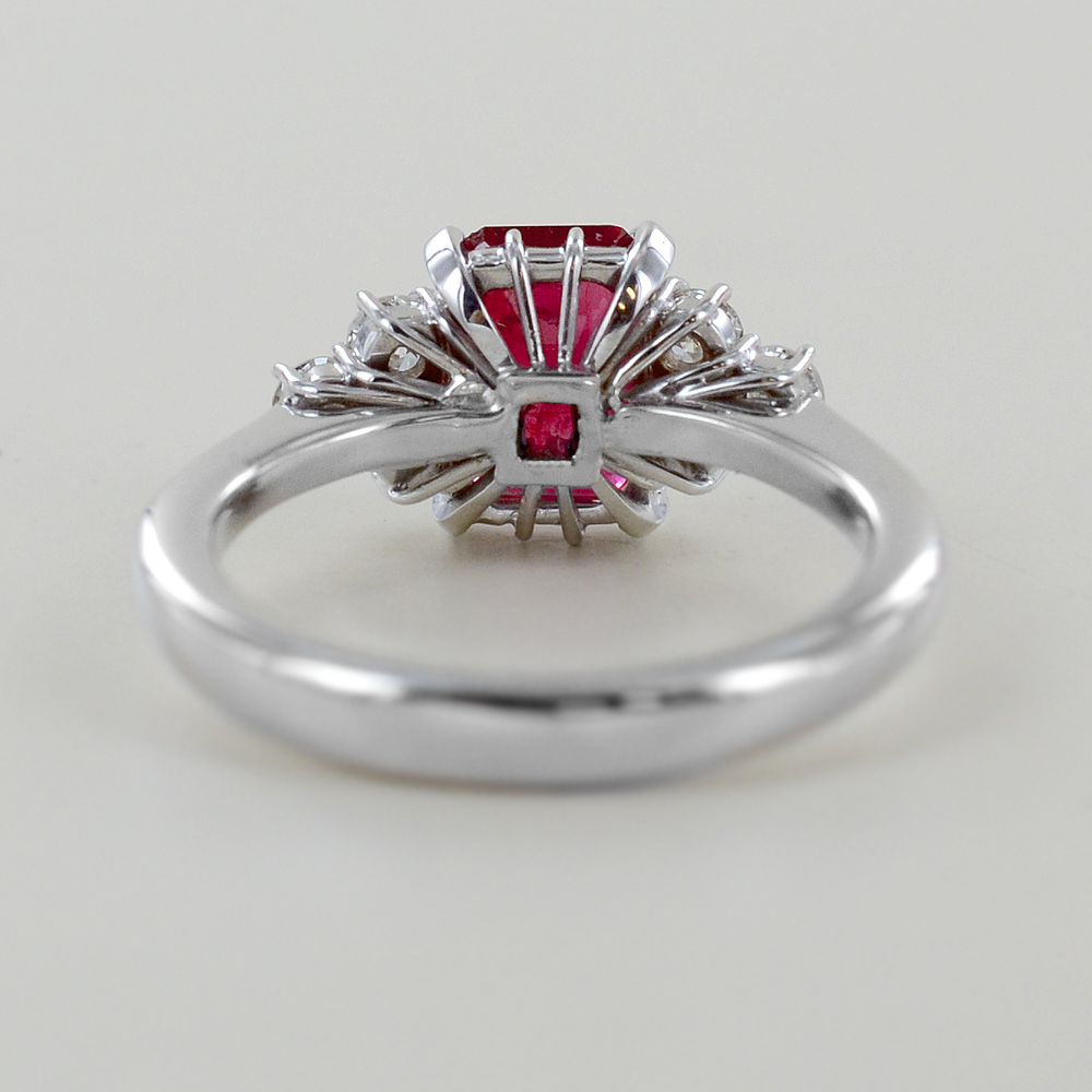 Anello Rubino centrale e diamanti laterali - Rubino Grande | Gioielloro ...