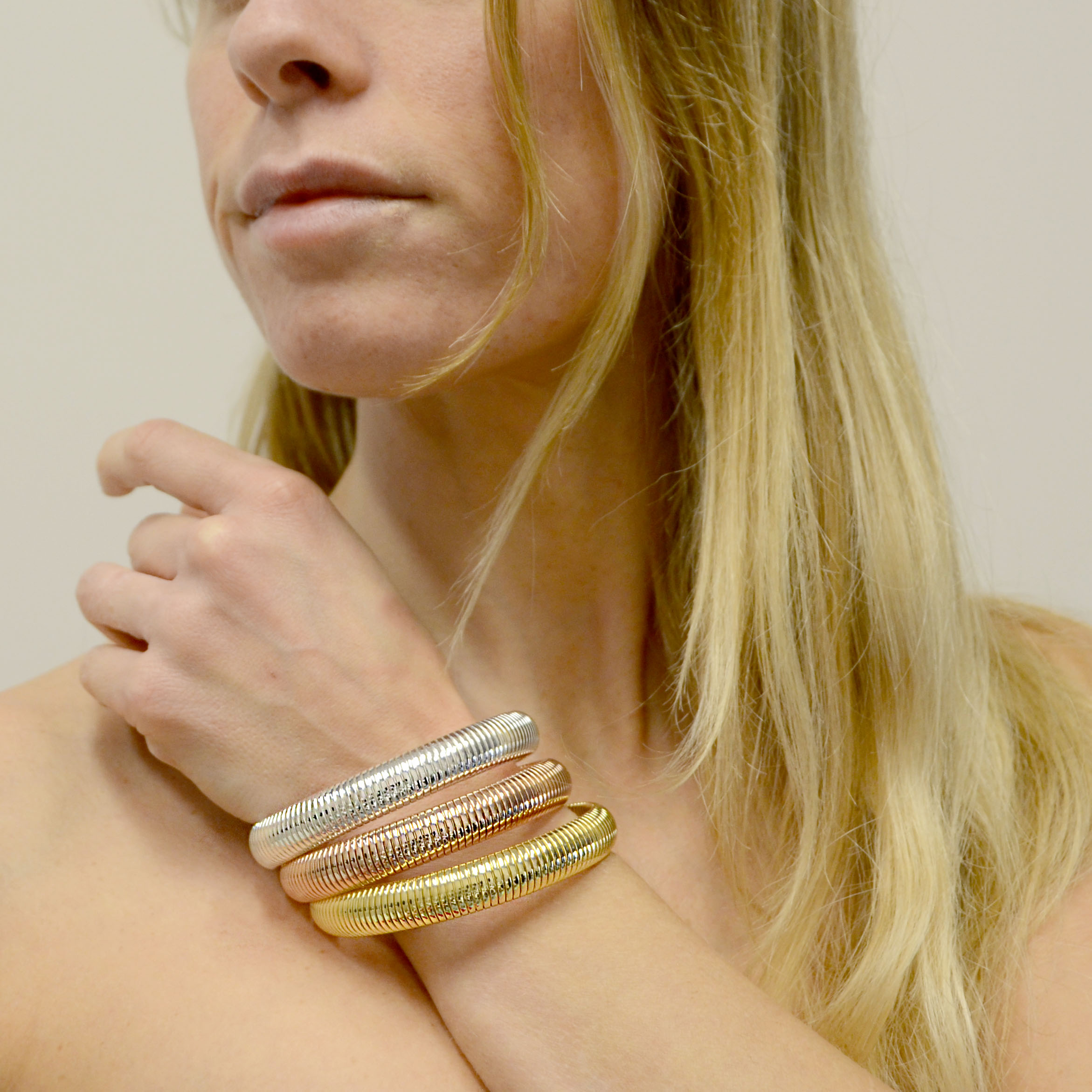 Bracciale Unoaerre rigido a tre cerchi maglia tubogas a tre colori ...